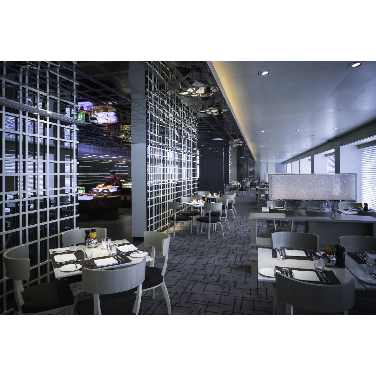 港威酒店, Three on Canton - 自助午餐(星期一至五), (1位) | The Club – Rewards